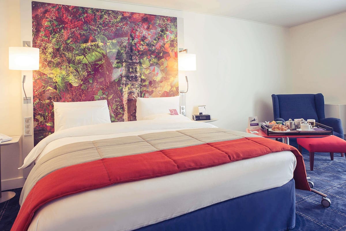 Privilege, Quarto, 1 cama King e sofá-cama | Roupas de cama premium, cofres nos quartos, escrivaninha