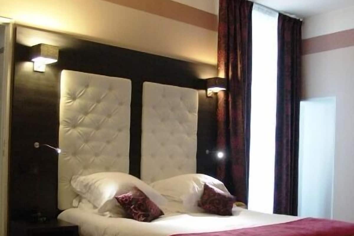 Roupas de cama premium, frigobar, cofres nos quartos, escrivaninha