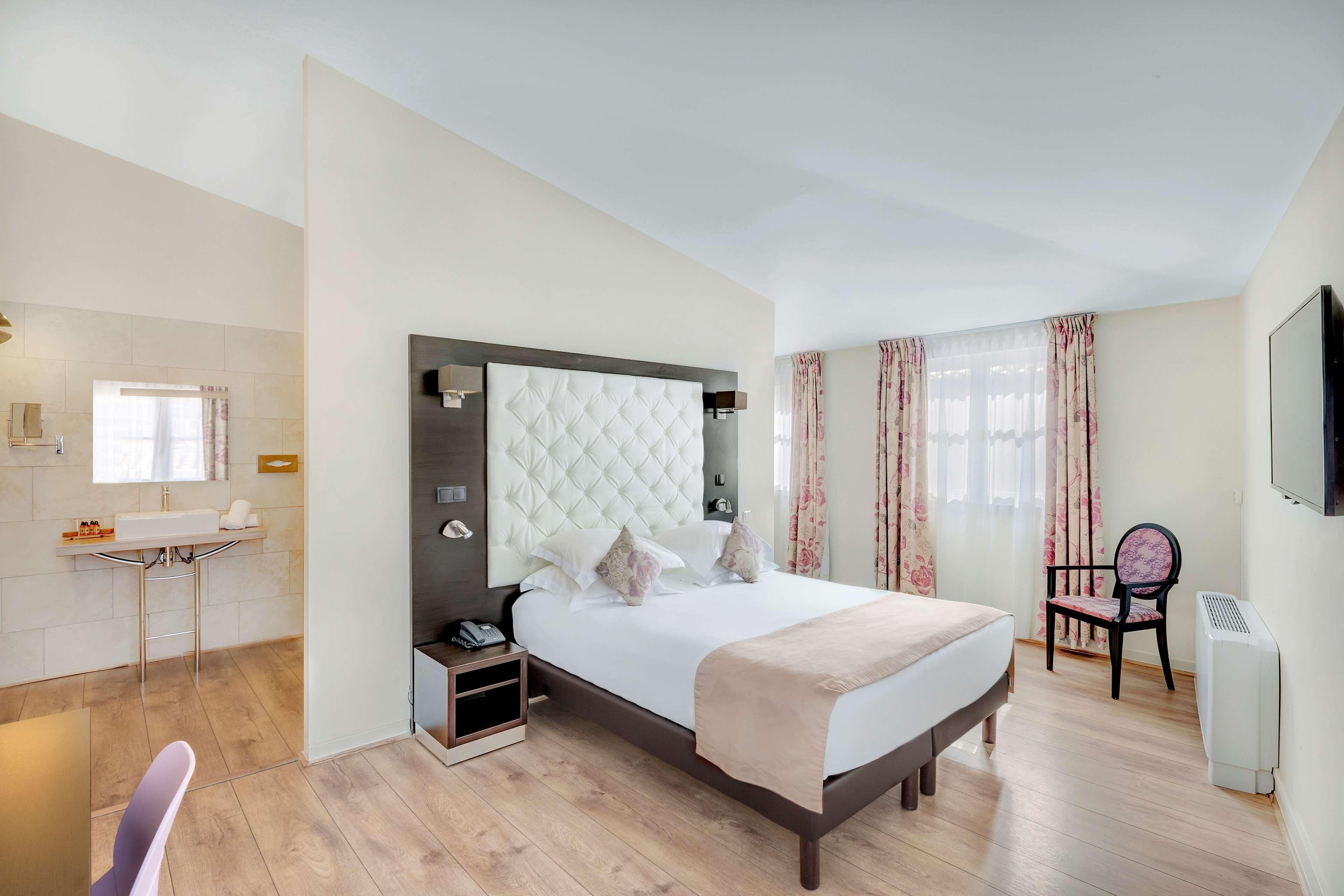 Roupa de alta qualidade, minibar, cofre no quarto, secretária 