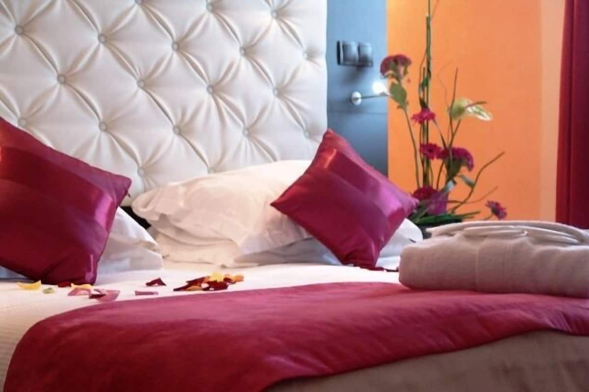 Roupas de cama premium, frigobar, cofres nos quartos, escrivaninha