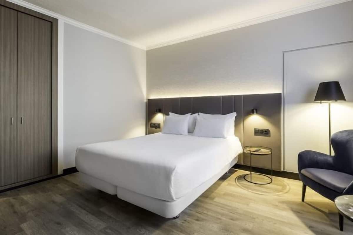 Minibar, cofre no quarto, secretária, quartos insonorizados 