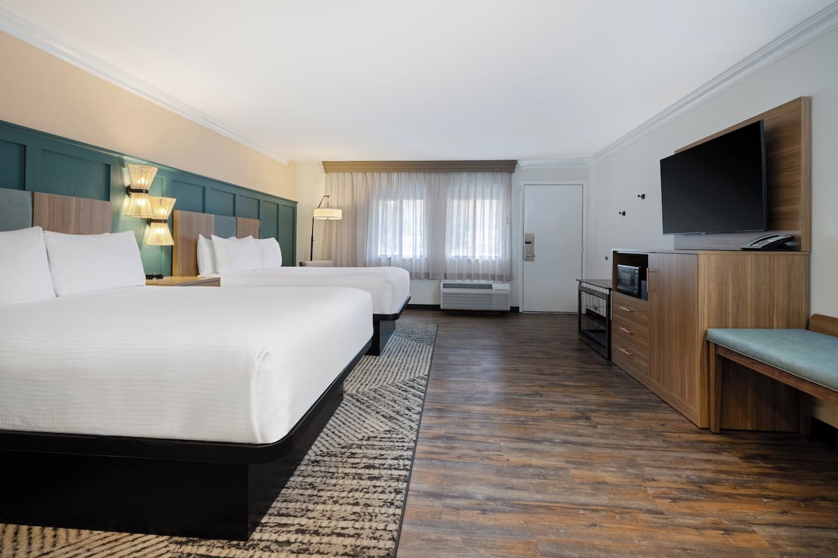 Quarto Premium, 2 camas queen-size (Pet Friendly) | Roupa de alta qualidade, camas de colchão pillowtop, cofre no quarto