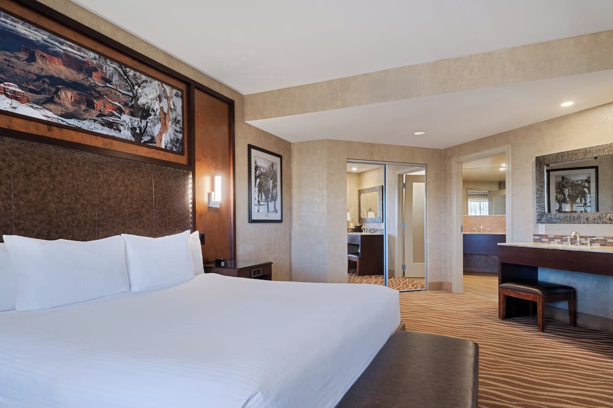 Suite, 1 quarto, varanda | Roupa de alta qualidade, camas de colchão pillowtop, cofre no quarto