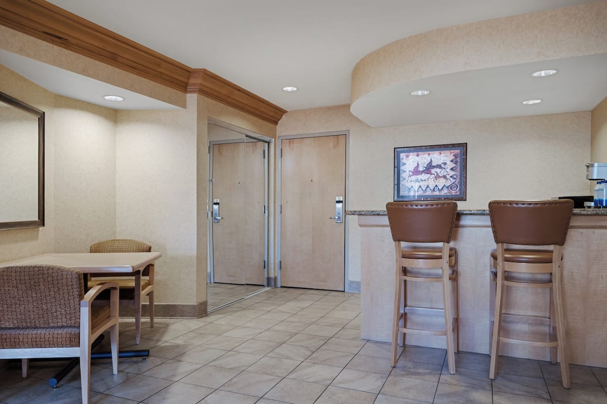 Suite, 1 cama king-size e sofá-cama | Roupa de alta qualidade, camas de colchão pillowtop, cofre no quarto