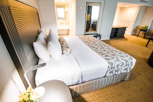 Suíte júnior, 1 cama King | Roupas de cama premium, frigobar, cofres nos quartos, escrivaninha