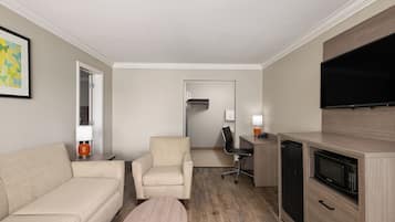 Suite, várias camas, não fumadores | 1 quarto, secretária, cortinas/cortinados opacos