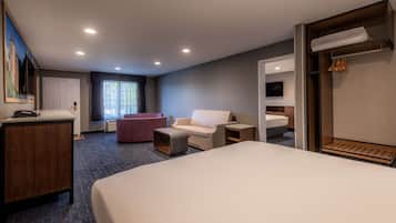 Suite Deluxe, 1 quarto | Cofre no quarto, cortinas/cortinados opacos, ferro/tábua de engomar