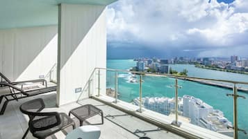 Suíte, 2 quartos, vista para a baía (Wave Wing) | 1 quarto, roupas de cama premium, cofres nos quartos, escrivaninha