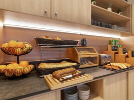 Café da manhã com buffet grátis todos os dias