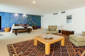 Roupa de alta qualidade, minibar, cofre no quarto, secretária 