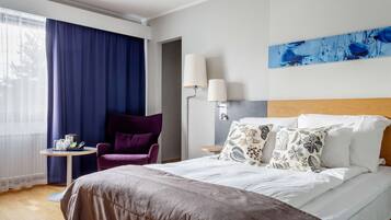 Cofre no quarto, secretária, cortinas/cortinados opacos