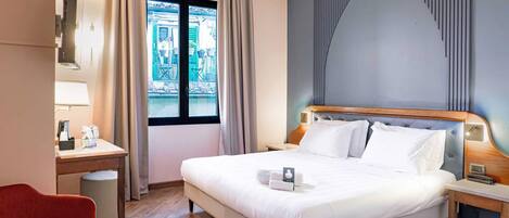 Frigobar, cofres nos quartos, escrivaninha, quartos à prova de som