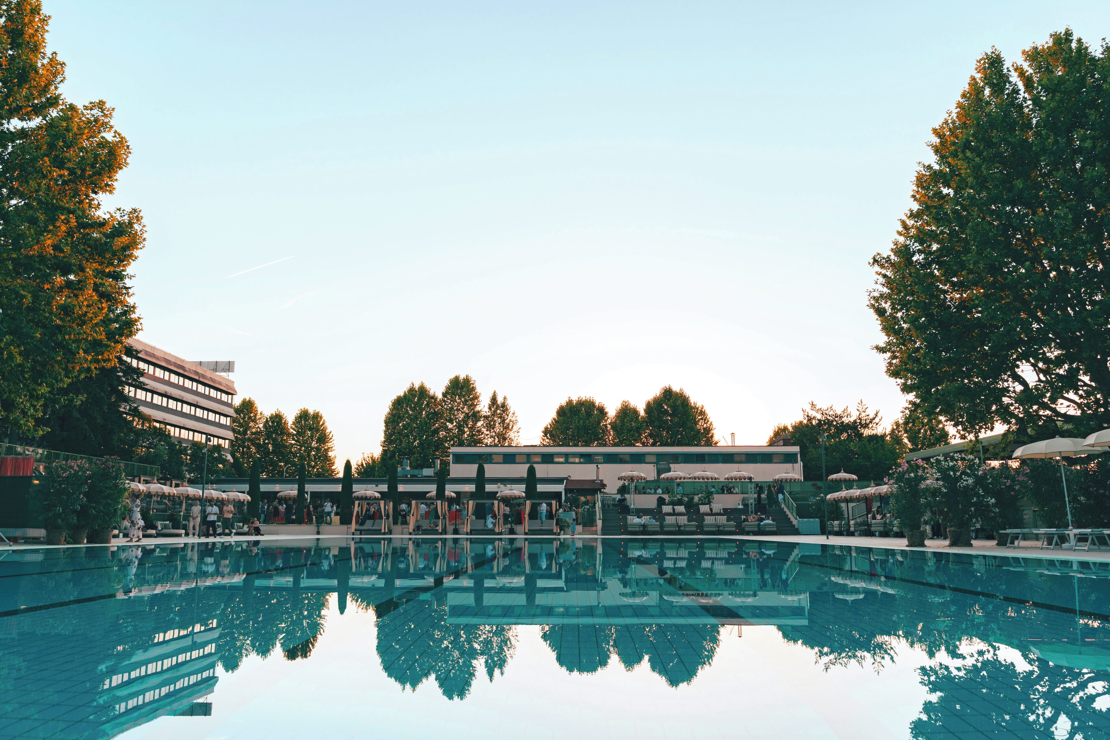 Piscina externa sazonal, funciona das 9h às 20h, barracas