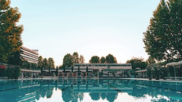 Piscina externa sazonal, funciona das 9h às 20h, barracas