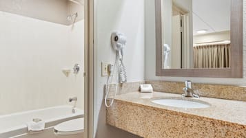Quarto Superior, 1 cama king-size, acessível (Smoke Free) | Casa de banho | Uma combinação polibã/banheira, artigos de higiene pessoal grátis
