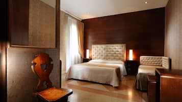 Edredões de penas, minibar, cofre no quarto, secretária