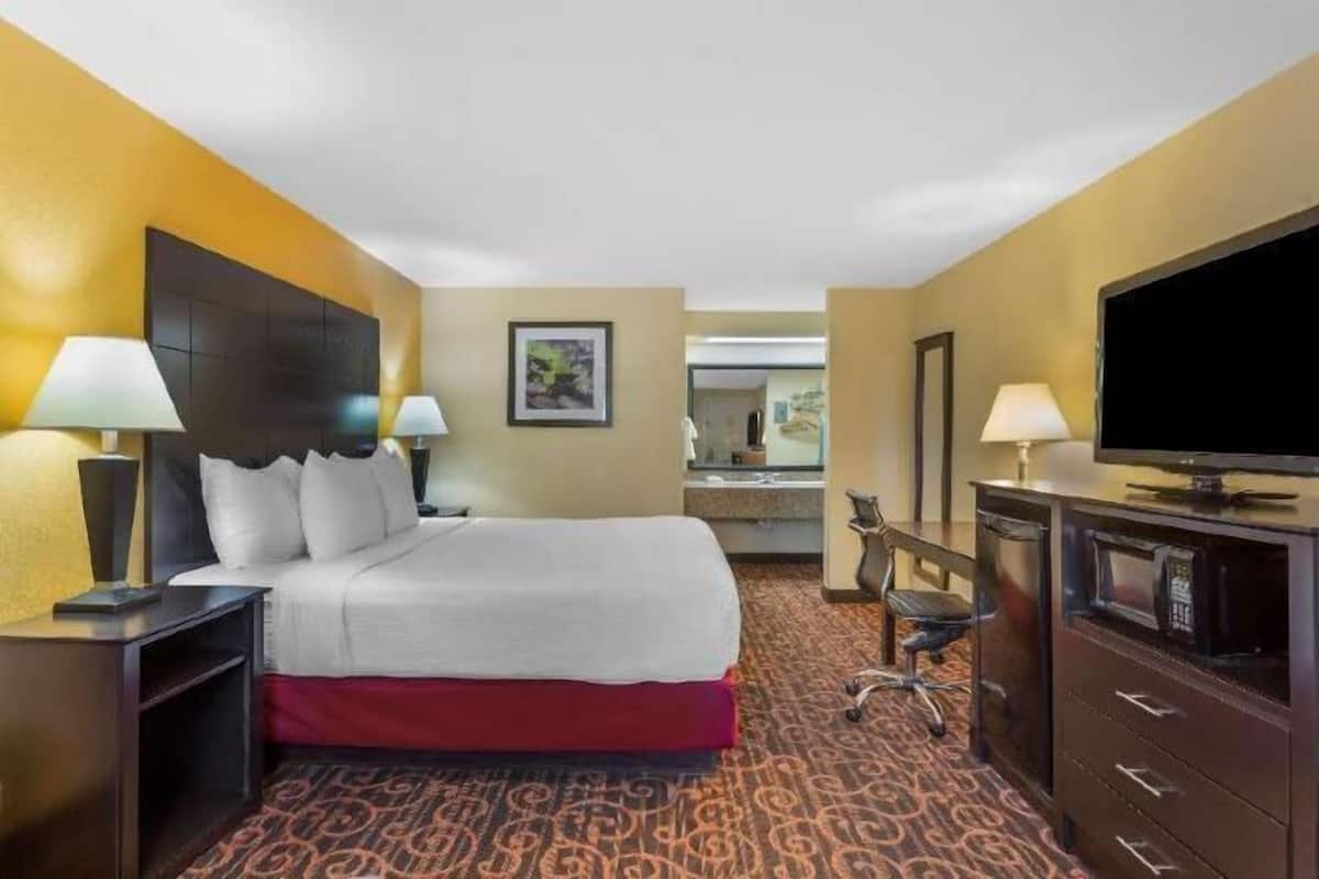 Cofres nos quartos, escrivaninha, espaço de trabalho para notebook