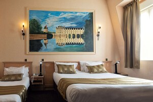 Quarto Familiar, várias camas, não fumadores | Roupa de alta qualidade, minibar, cofre no quarto, secretária 