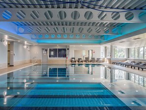 Piscina interna, espreguiçadeiras