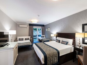 Escrivaninha, espaço de trabalho para notebook, cortinas blackout