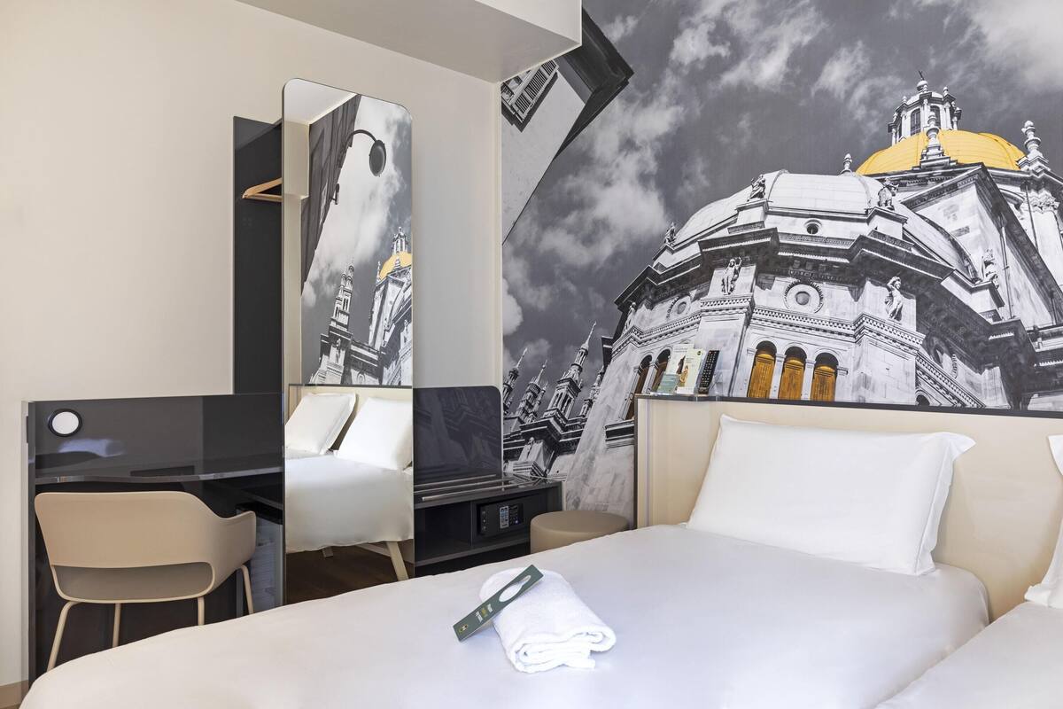 Quarto duplo superior, 2 camas de solteiro | Cofres nos quartos, ferros/tábuas de passar roupa, Wi-Fi de cortesia