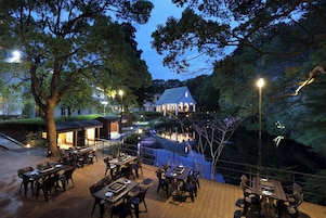 2 restaurantes, cozinha local e internacional