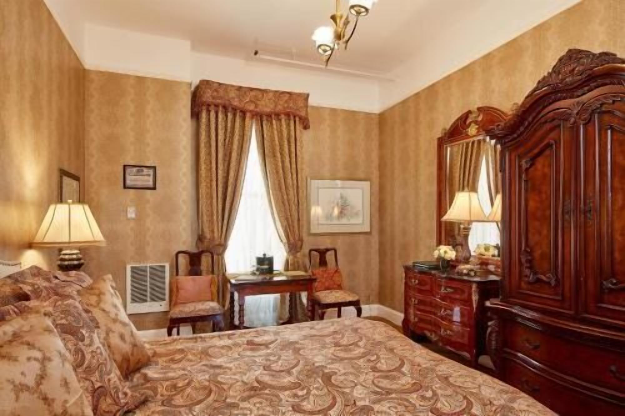 Cofre no quarto, com decoração personalizada, secretária 