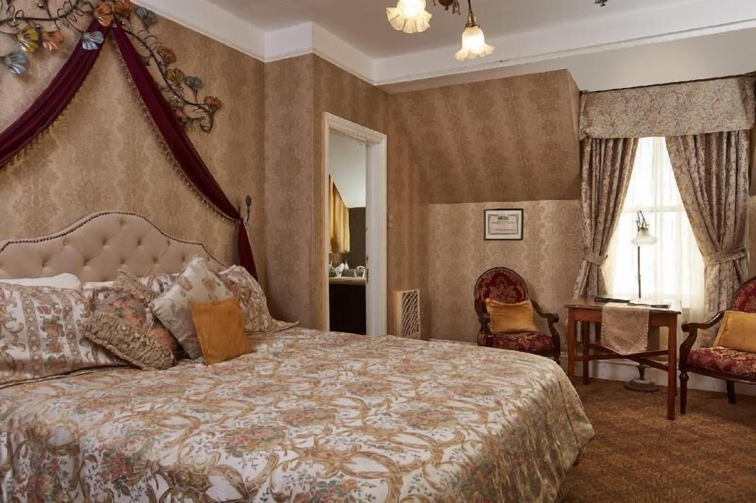 Cofre no quarto, com decoração personalizada, secretária 