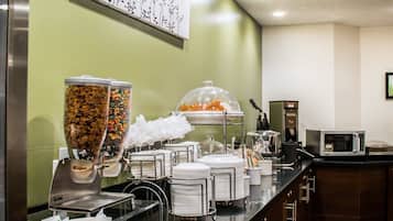 Café da manhã completo grátis todos os dias