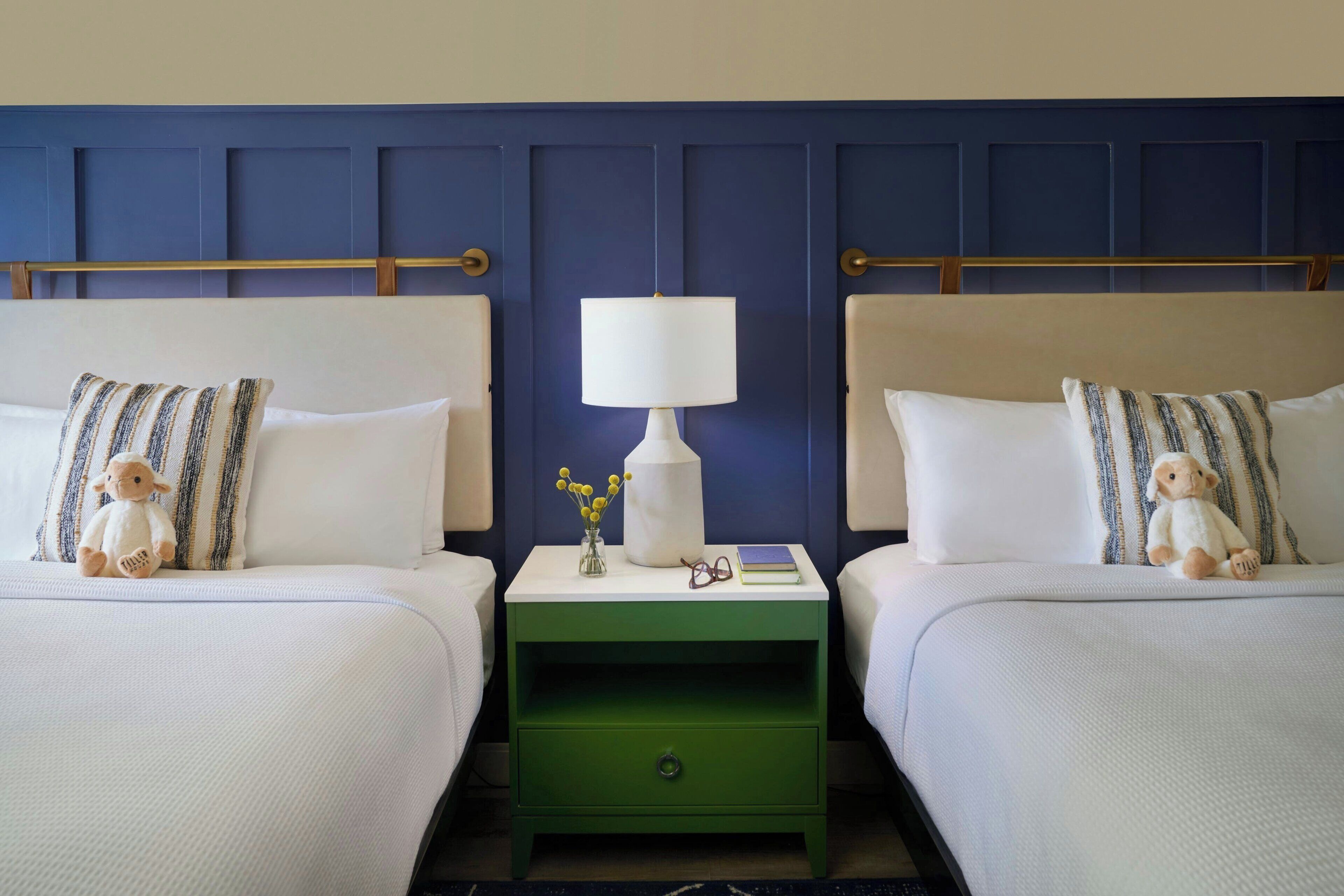 Roupas de cama premium, edredons de pluma, cofres nos quartos