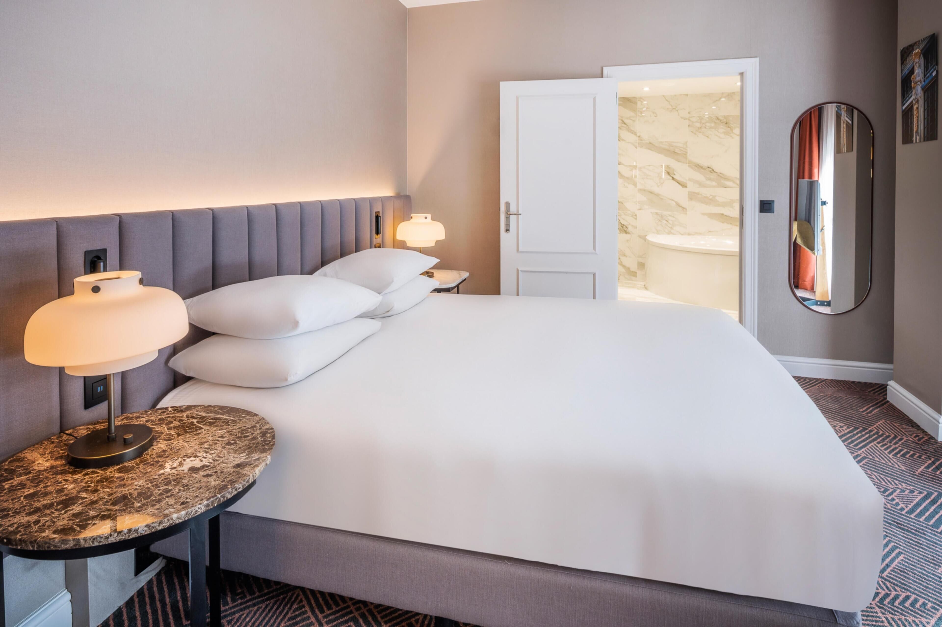 Suite Familiar, 1 cama king-size | Roupa hipoalergénica, cofre com capacidade para portátil, secretária 