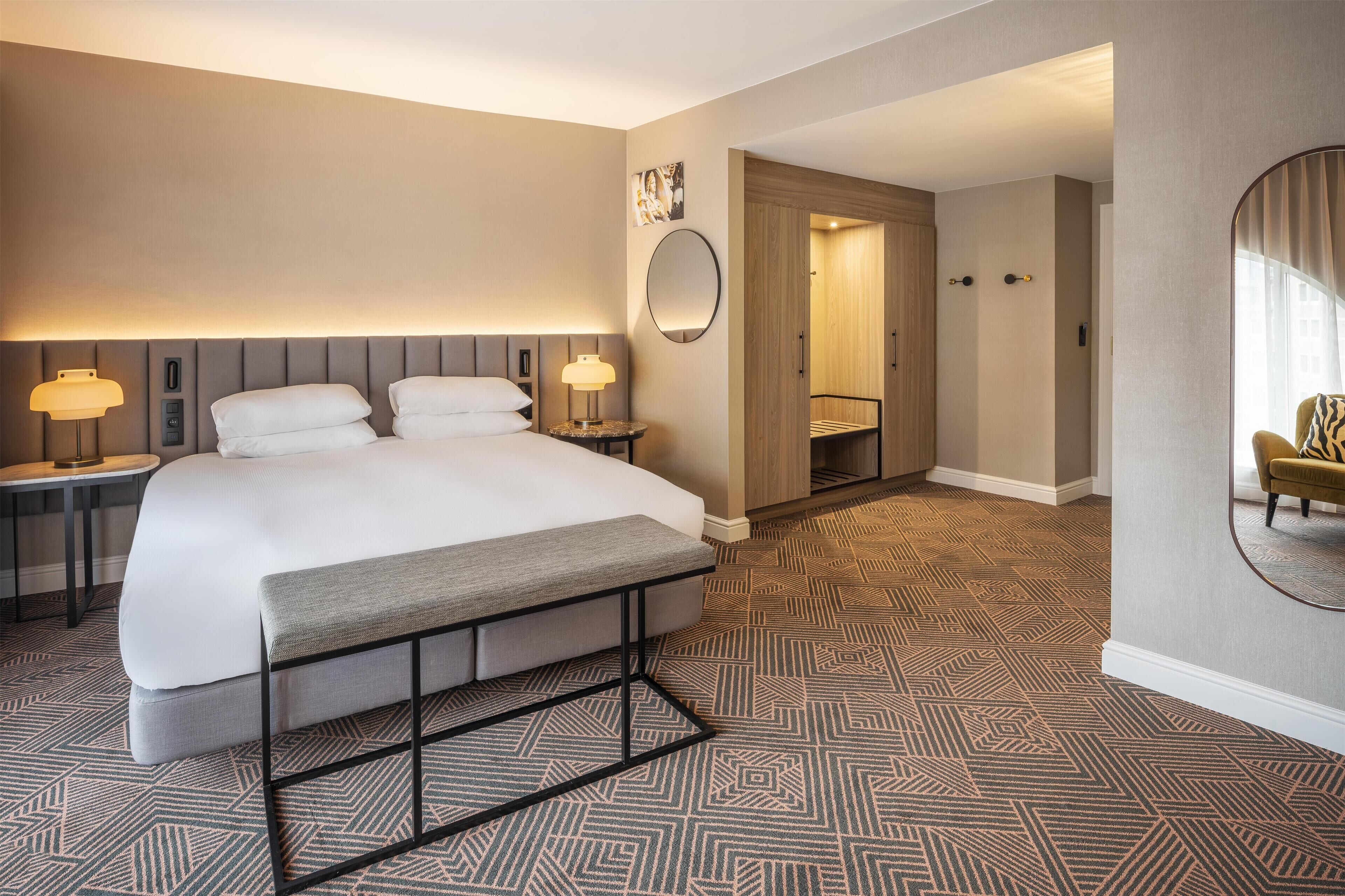 Roupa hipoalergénica, cofre com capacidade para portátil, secretária 