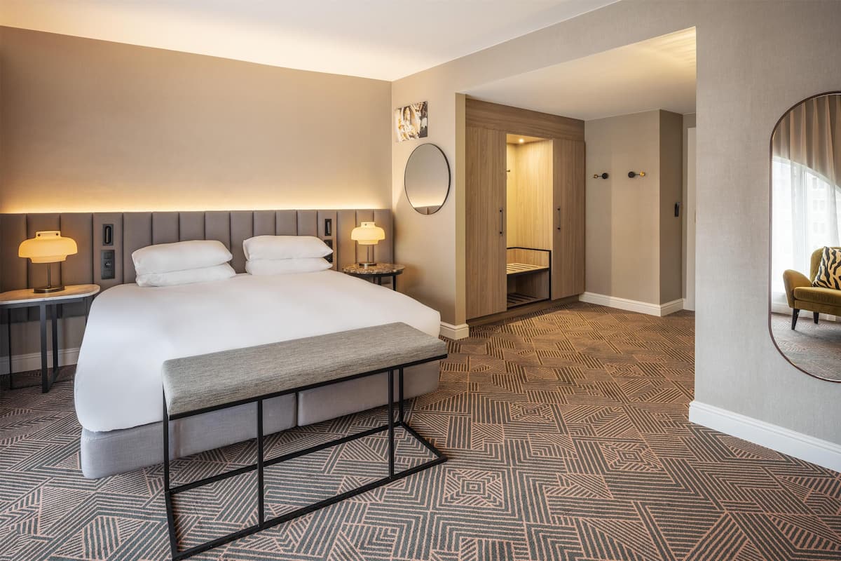 Roupas de cama antialérgicas, cofres nos quartos, escrivaninha