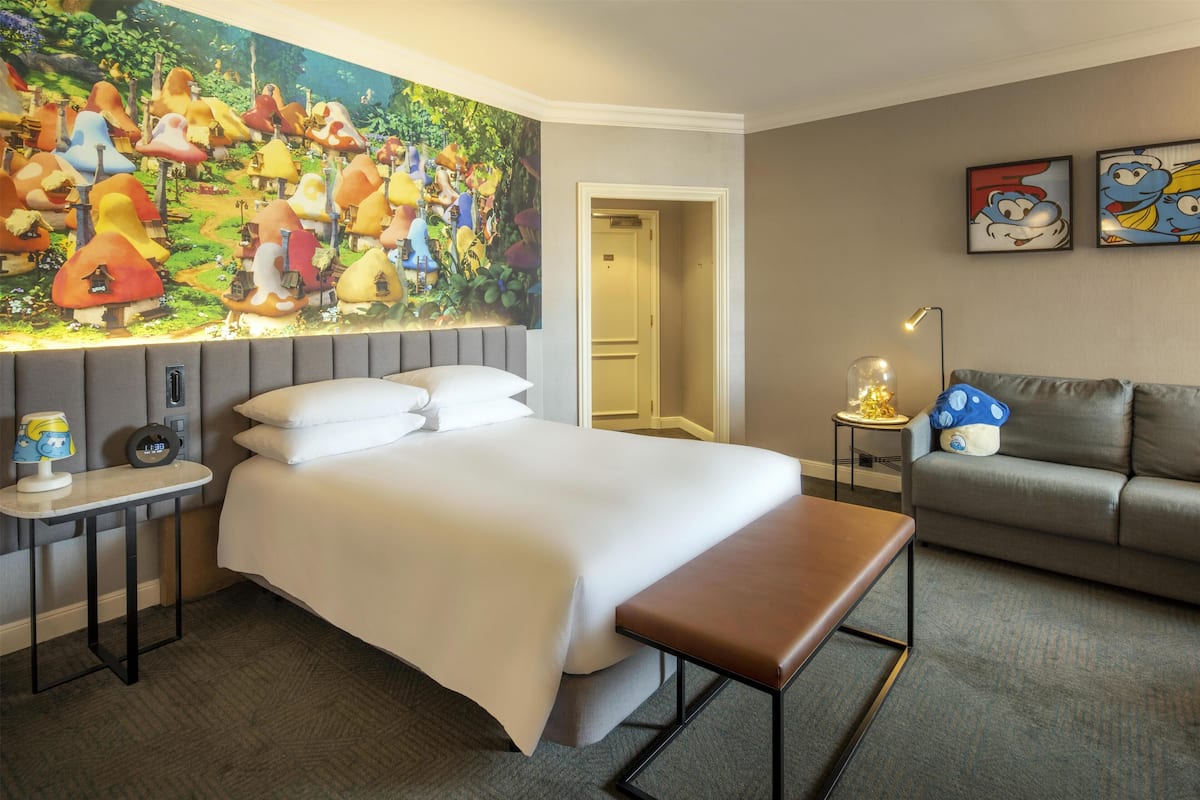 Quarto família, 2 camas Queen (Fun Smurf) | Roupas de cama antialérgicas, cofres nos quartos, escrivaninha