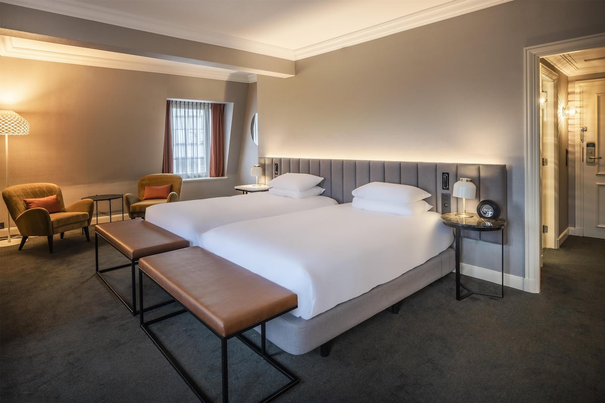 Suíte júnior, 2 camas de solteiro, acesso ao Club Lounge | Roupas de cama antialérgicas, cofres nos quartos, escrivaninha