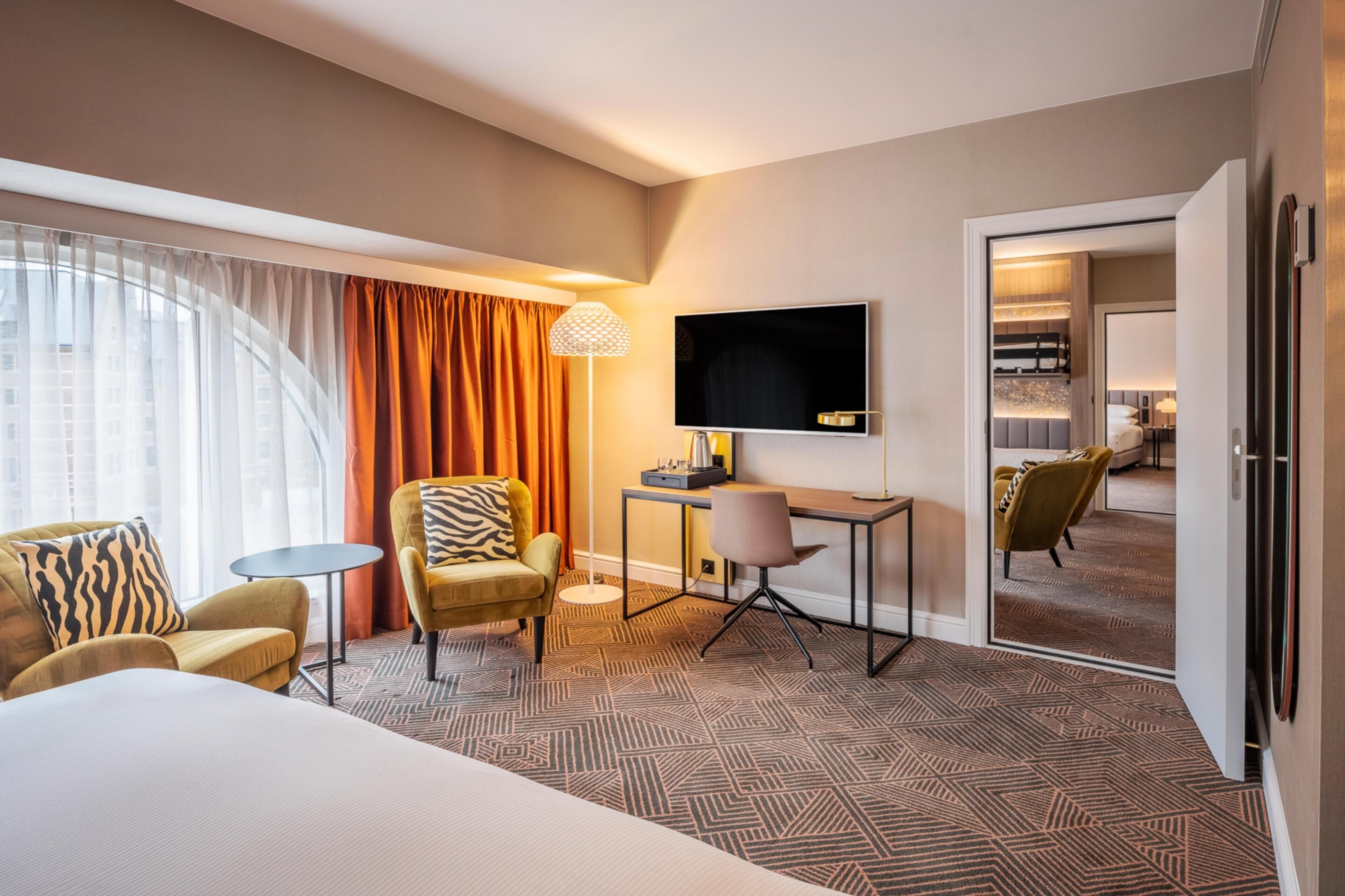 Quarto Familiar, várias camas | Roupa hipoalergénica, cofre com capacidade para portátil, secretária 