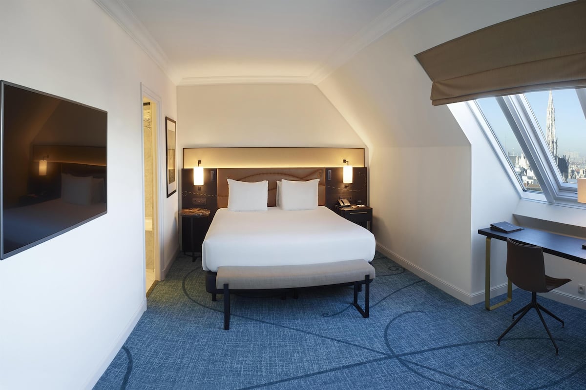 Roupas de cama antialérgicas, cofres nos quartos, escrivaninha