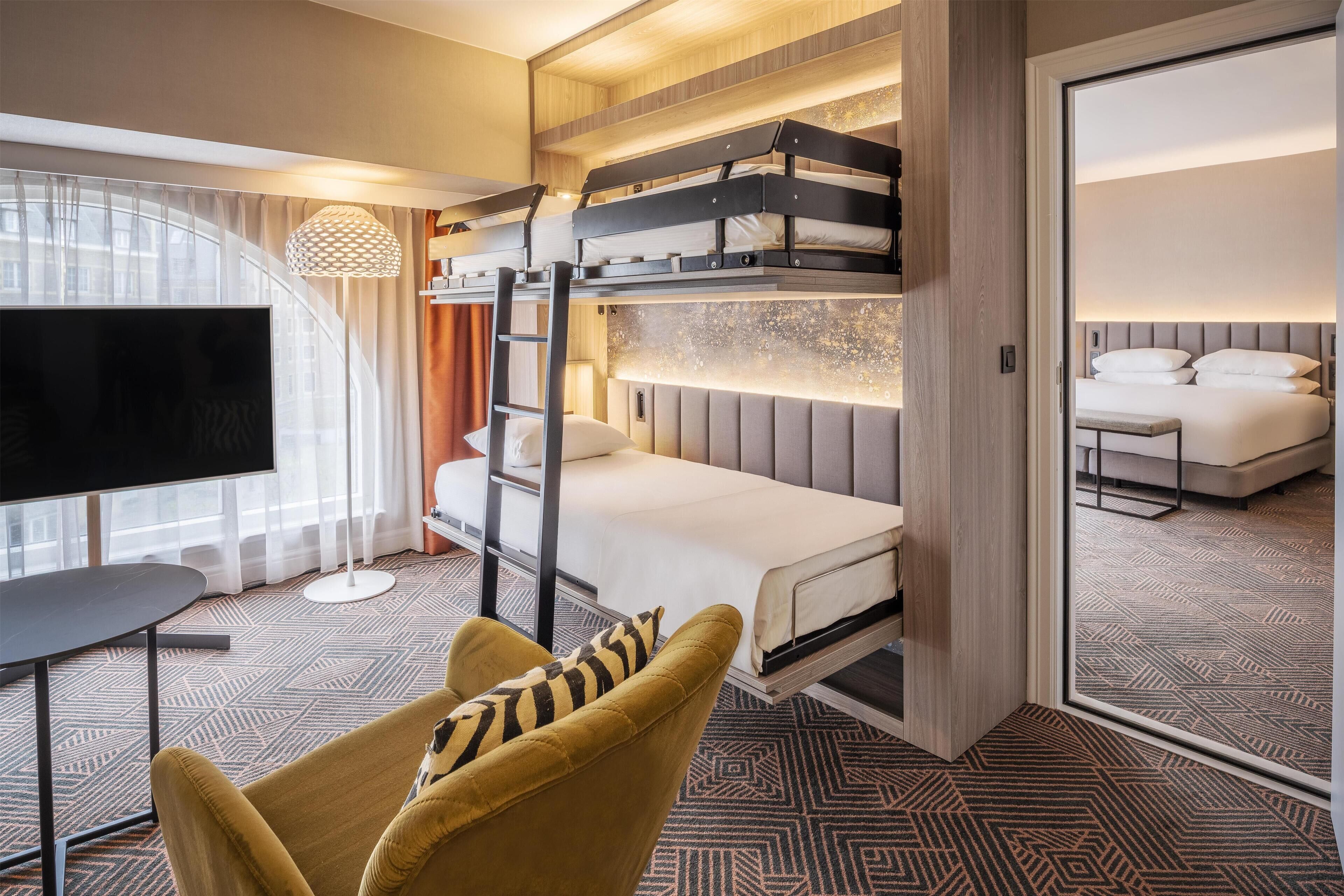 Quarto Familiar, 1 cama king-size | Roupa hipoalergénica, cofre com capacidade para portátil, secretária 