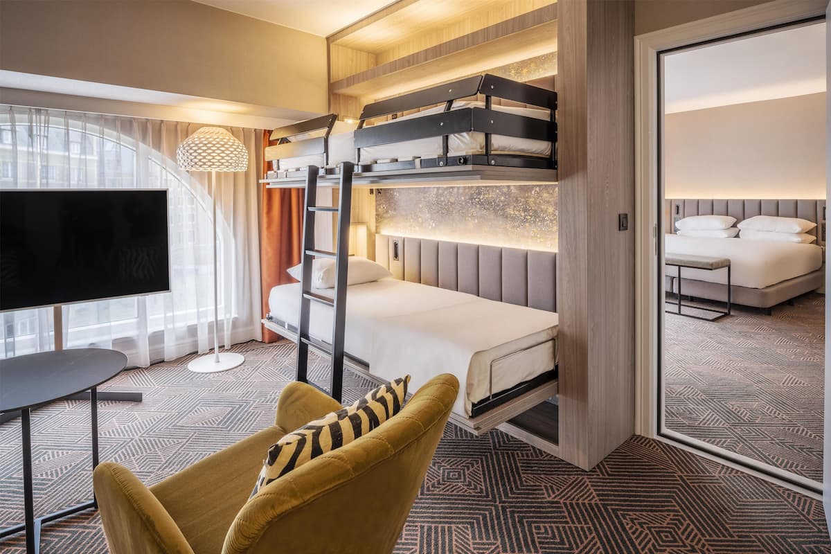 Quarto família, 1 cama King | Roupas de cama antialérgicas, cofres nos quartos, escrivaninha