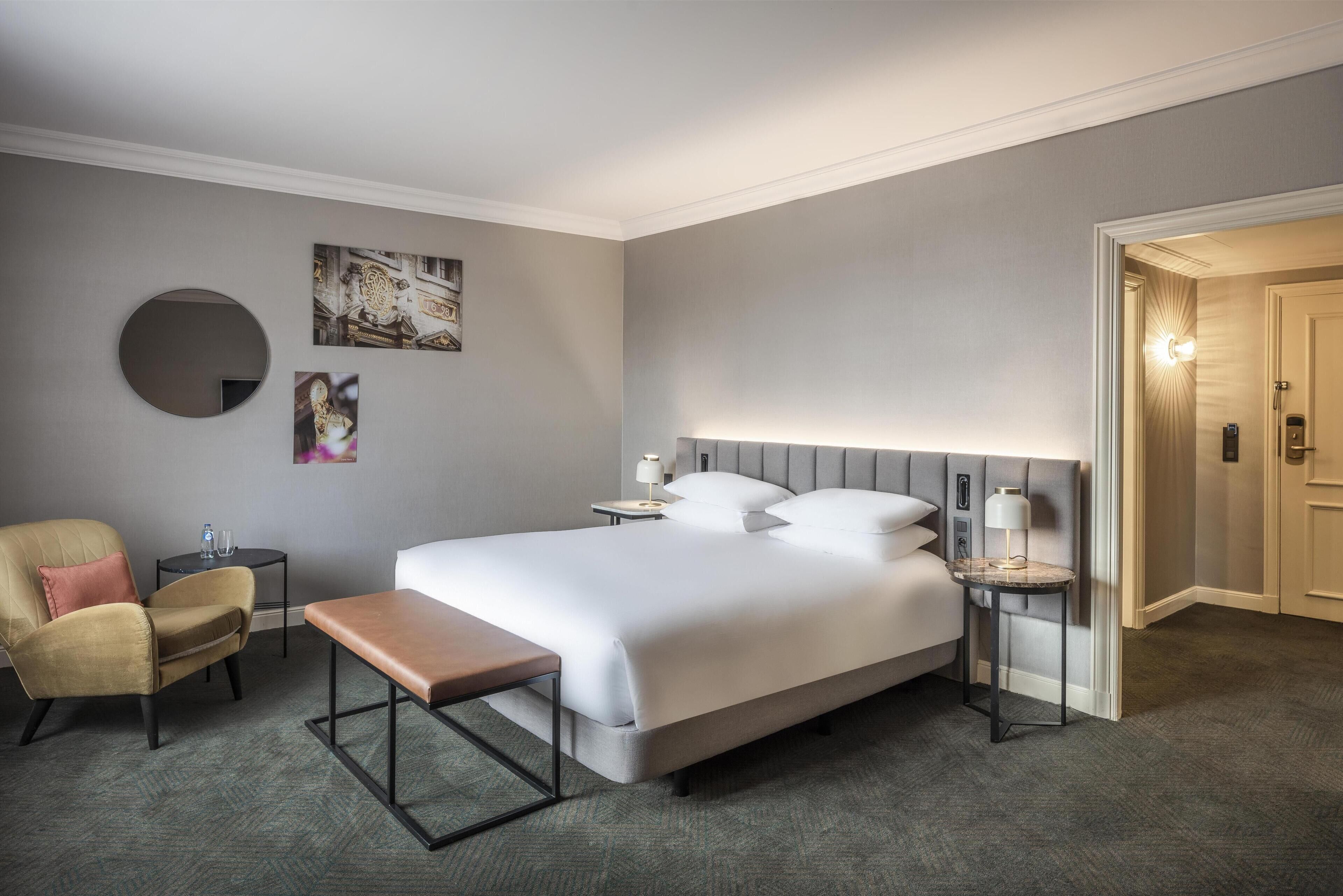 Quarto, 1 cama king-size, acessível | Roupa hipoalergénica, cofre com capacidade para portátil, secretária 