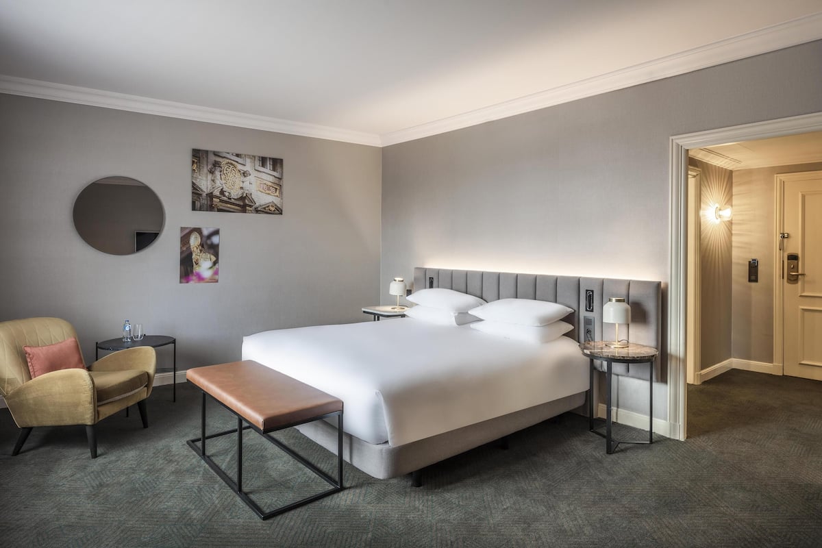 Quarto, 1 cama King, acessível | Roupas de cama antialérgicas, cofres nos quartos, escrivaninha