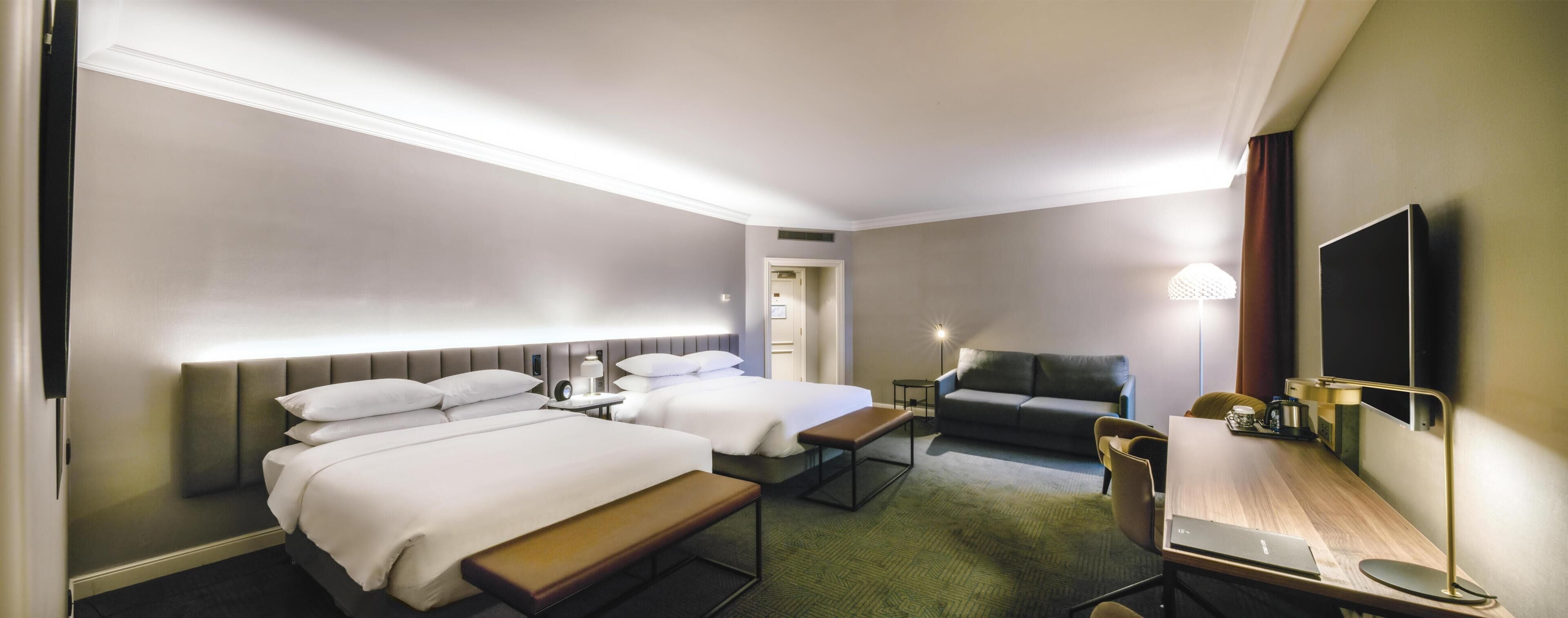 Quarto Familiar, 2 camas queen-size | Roupa hipoalergénica, cofre com capacidade para portátil, secretária 