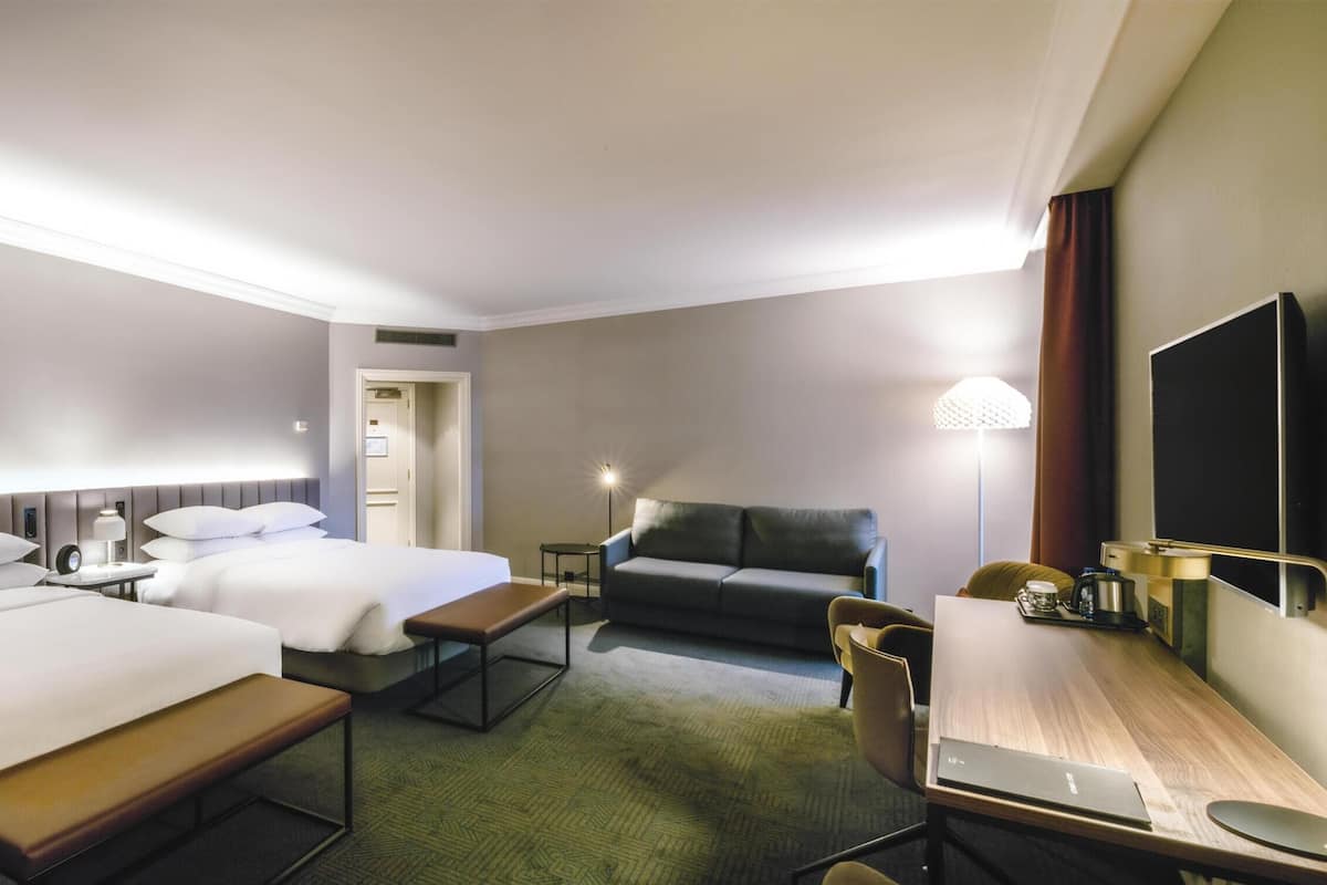 Quarto família, 2 camas Queen | Roupas de cama antialérgicas, cofres nos quartos, escrivaninha