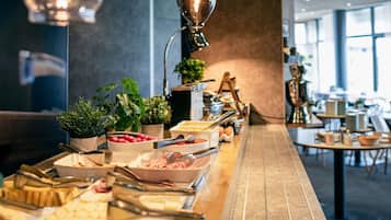 Pequeno-almoço tipo buffet diário (13.90 EUR por pessoa)