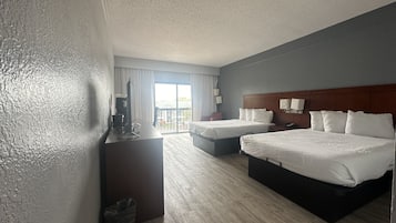 Escrivaninha, cortinas blackout, ferros/tábuas de passar roupa