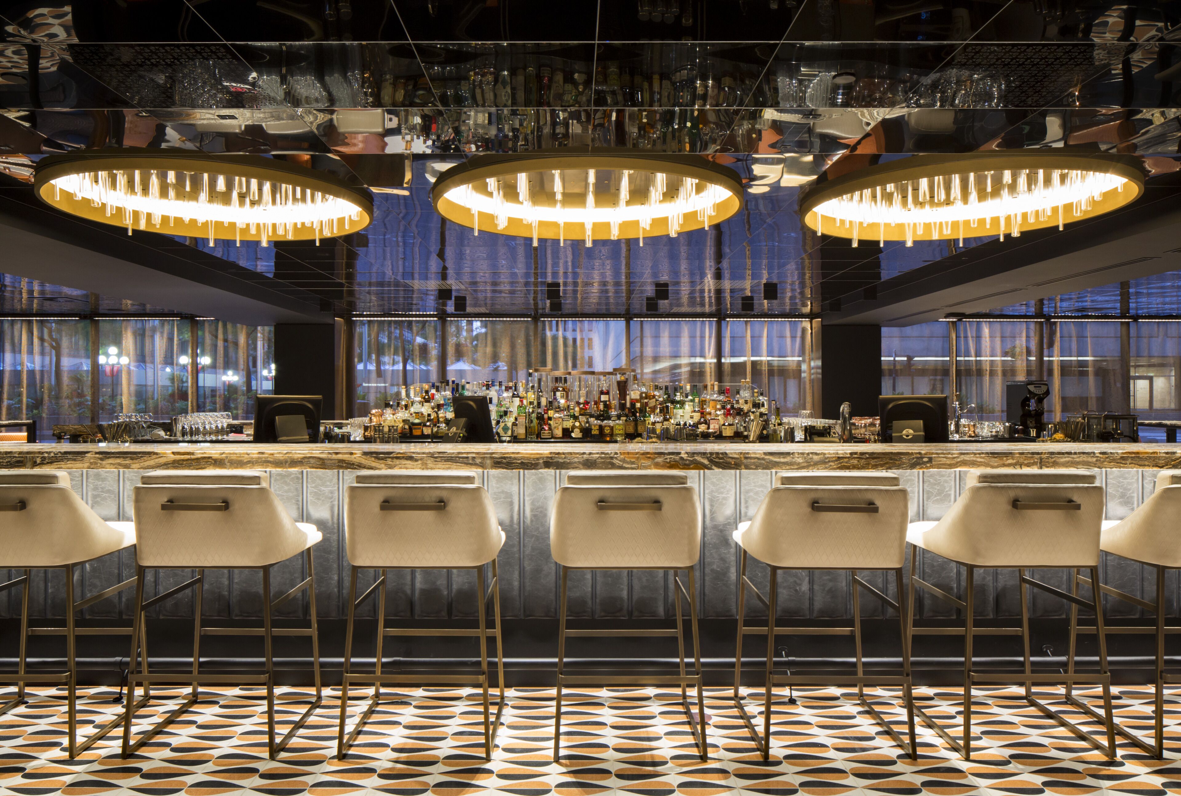 Este bar de cocktails, com espaço para refeições ao ar livre 