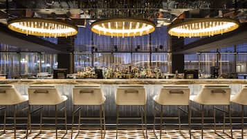 Este bar de cocktails, com espaço para refeições ao ar livre
