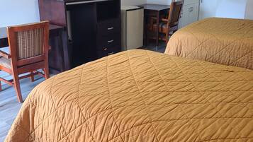 Kitchenette Room | Cofres nos quartos, escrivaninha, ferros/tábuas de passar roupa