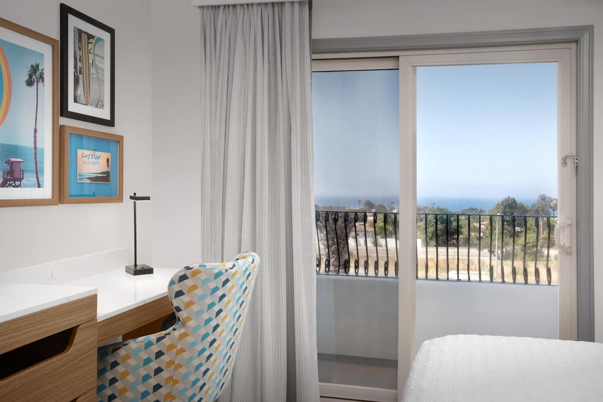 Roupas de cama premium, cofres nos quartos, escrivaninha