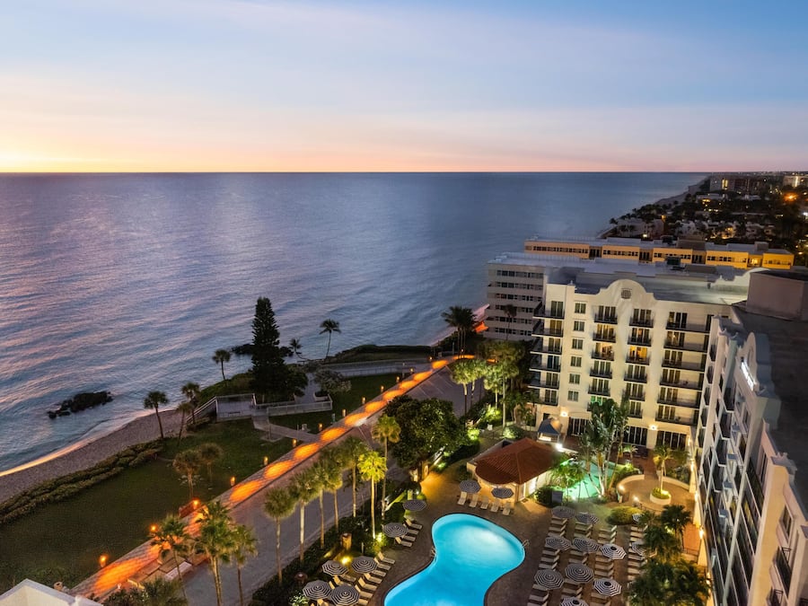 Piscina exterior, guarda-sóis, espreguiçadeiras